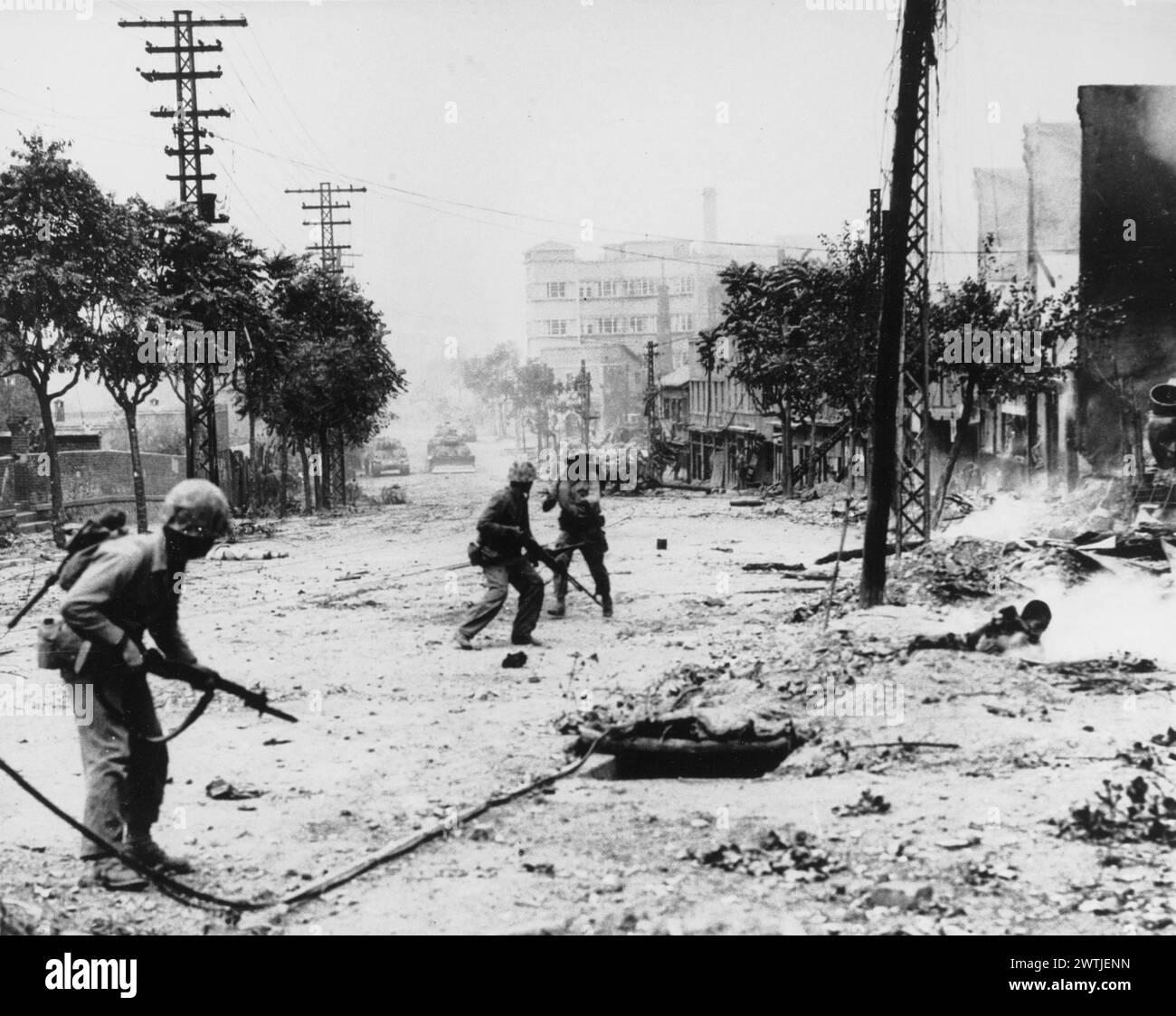 US Marines engaged in street fighting during the liberation of Seoul ...