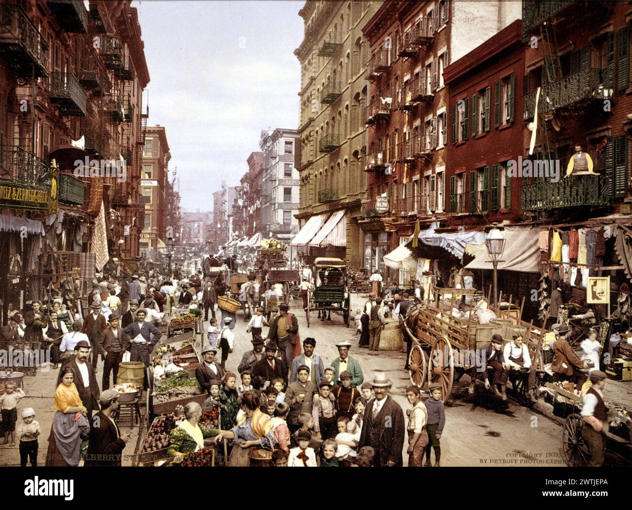 Along which manhattans little italy is centered lower east hi-res stock ...