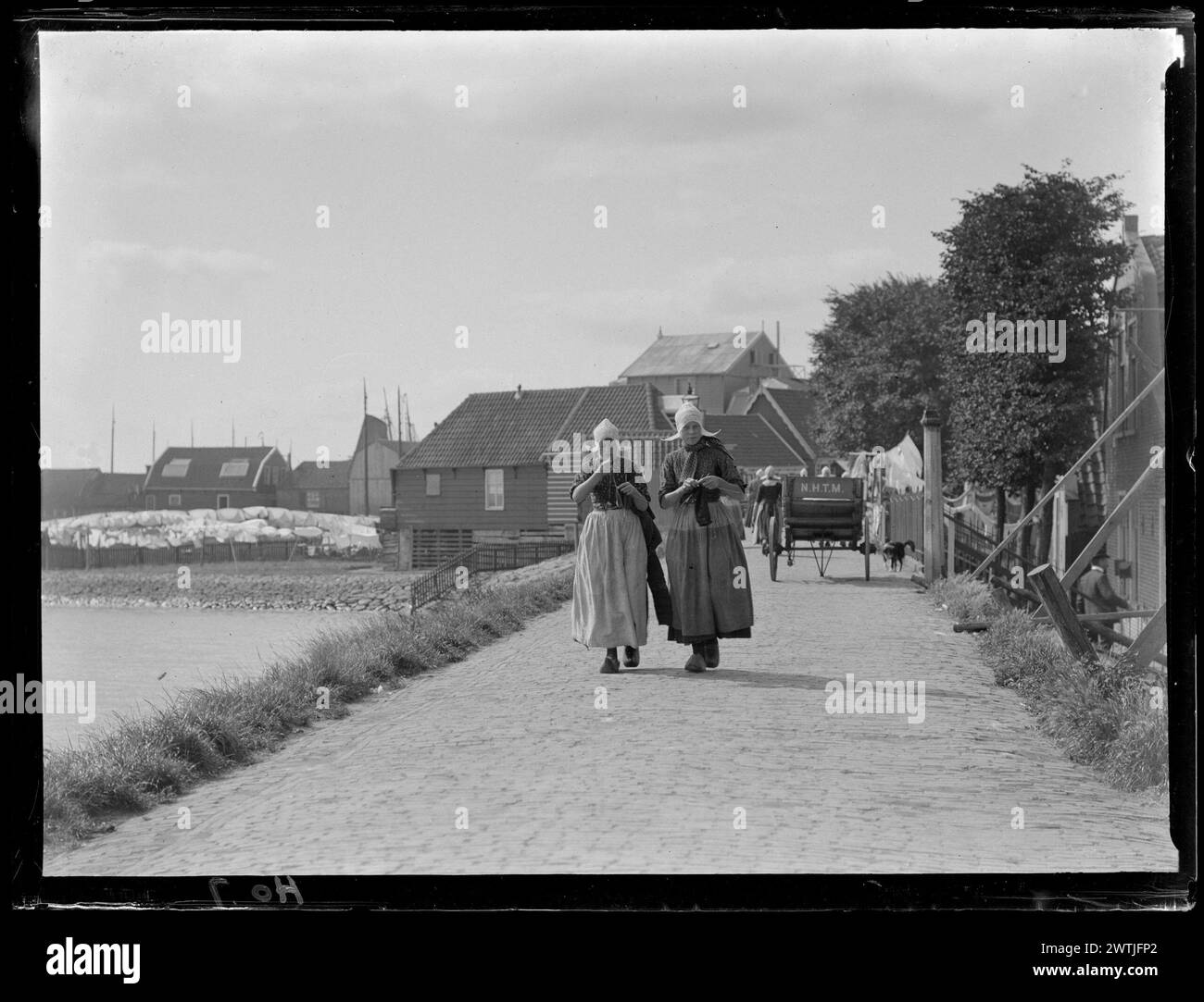 Two women walking and knitting hi-res stock photography and images - Alamy
