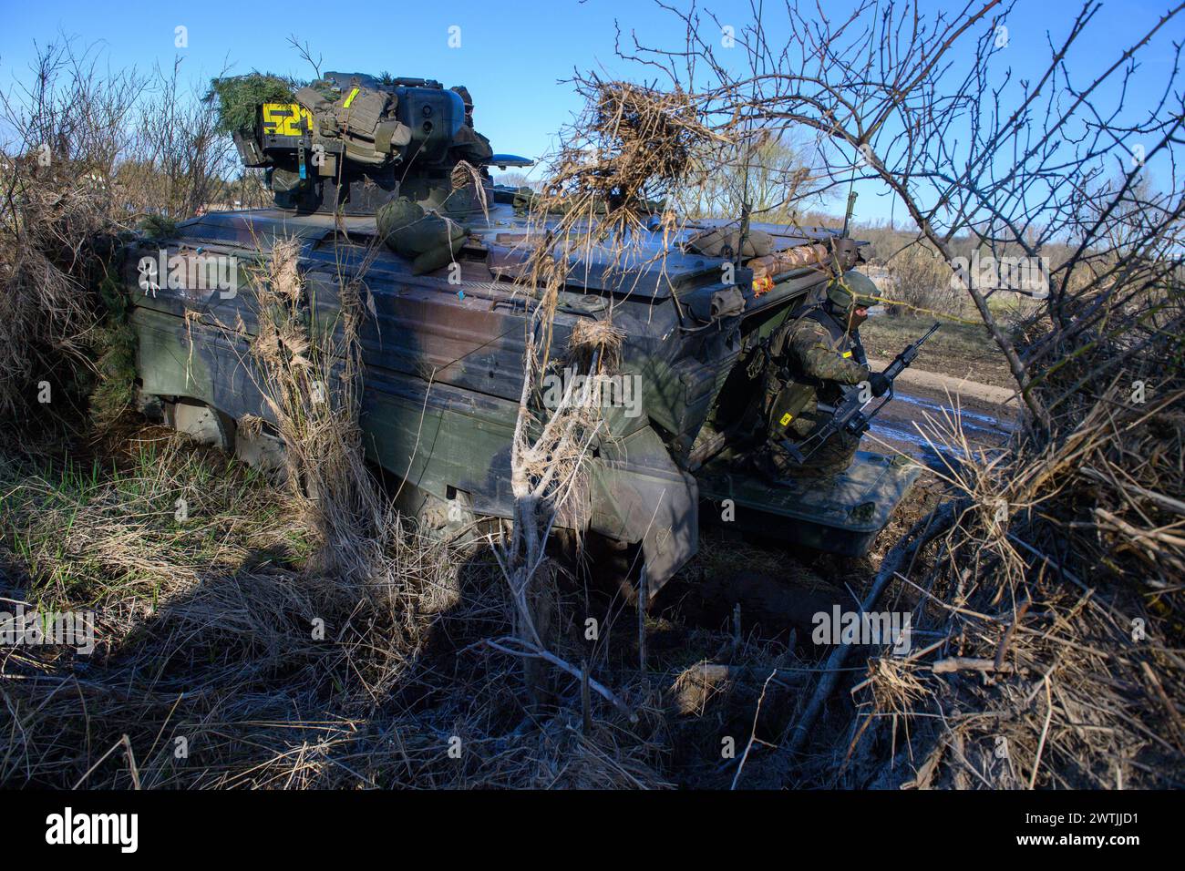 18 March 2024, Saxony-Anhalt, Hohengöhren: A soldier from ...