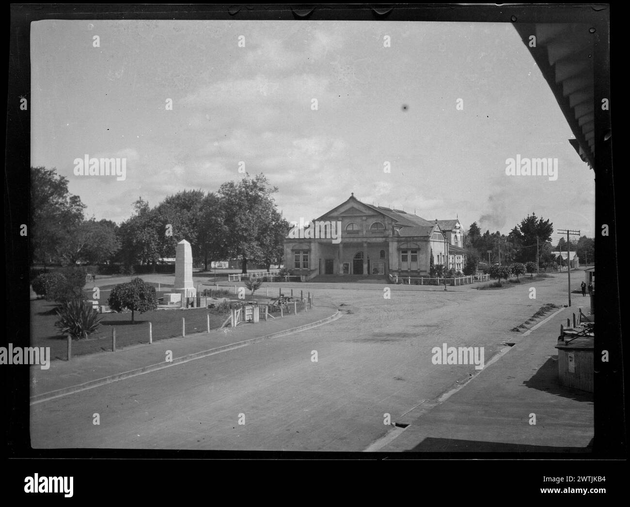 Cambridge town hall and World War I memorial (during construction ...