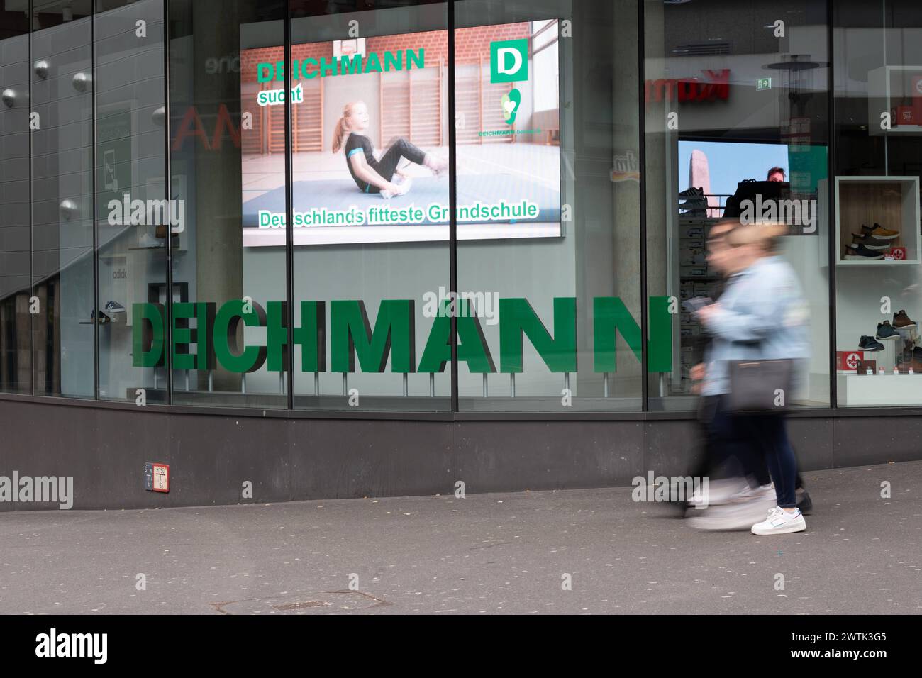 Firmenlogo von Deichmann, an der Filiale des Schuhgeschaefts in der ...