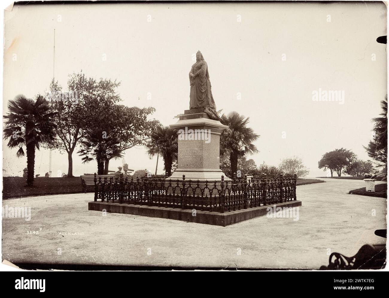 Statue of Queen Victoria, Auckland black-and-white prints Stock Photo ...