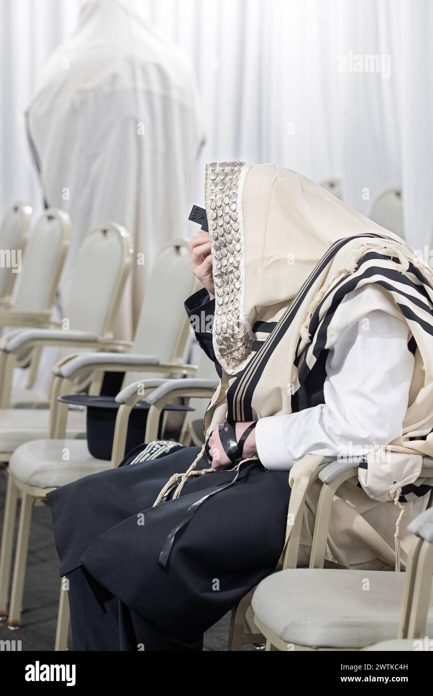 Jewish man wearing a tefillin hi-res stock photography and images - Alamy