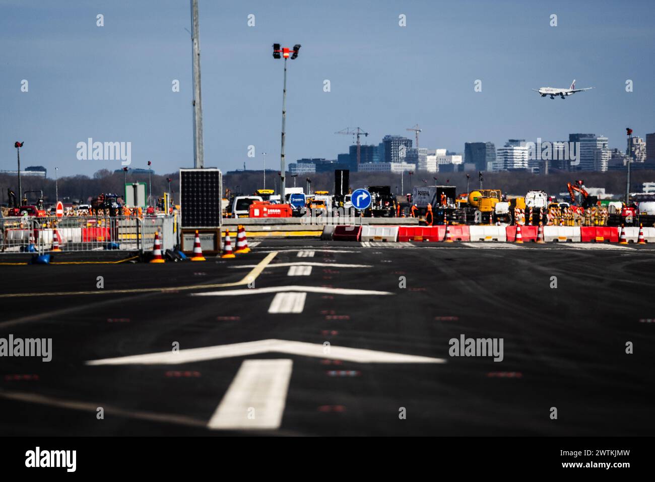 AMSTERDAM - Work on Schiphol's Kaagbaan runway, which is closed for ...