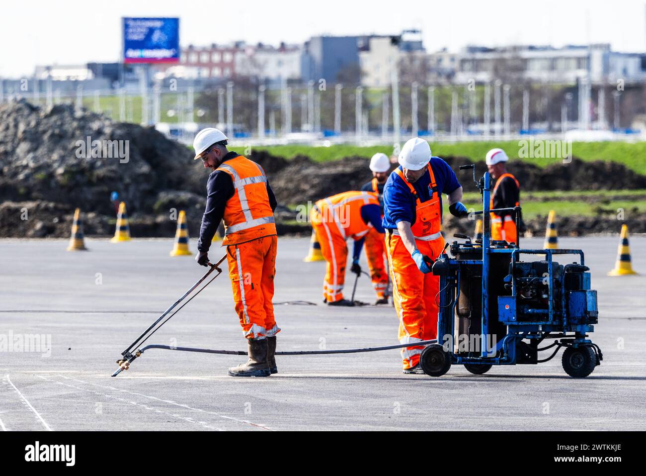 AMSTERDAM - Work on Schiphol's Kaagbaan runway, which is closed for ...