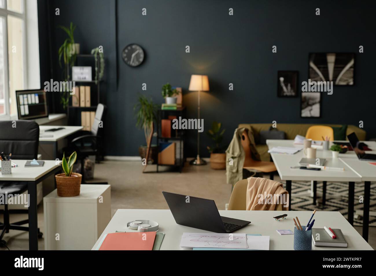 Cluttered tables hi-res stock photography and images - Alamy