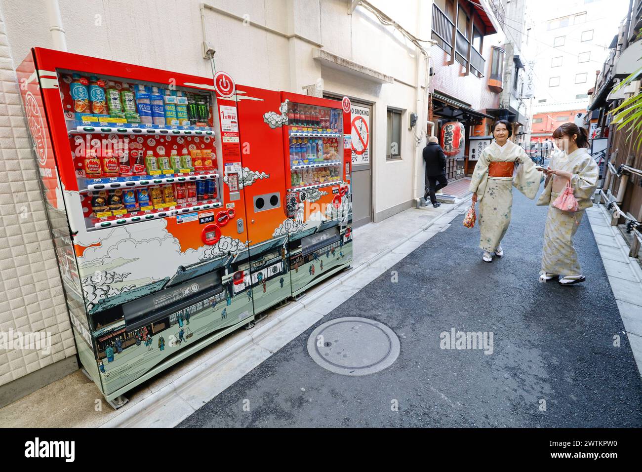 Japan coca cola vending machine hi-res stock photography and images - Alamy