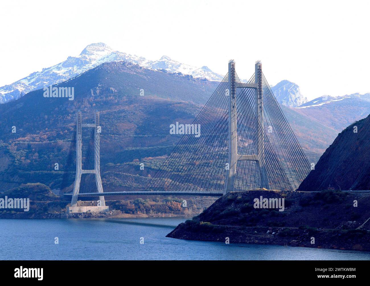 PUENTE SOBRE EL EMBALSE DE BARRIOS DE LUNA - CARRETERA NACIONAL LEON ...