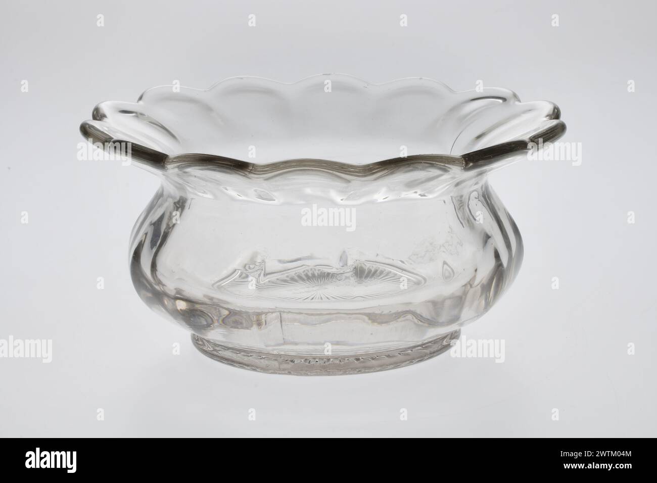 Antique spittoon hi-res stock photography and images - Alamy