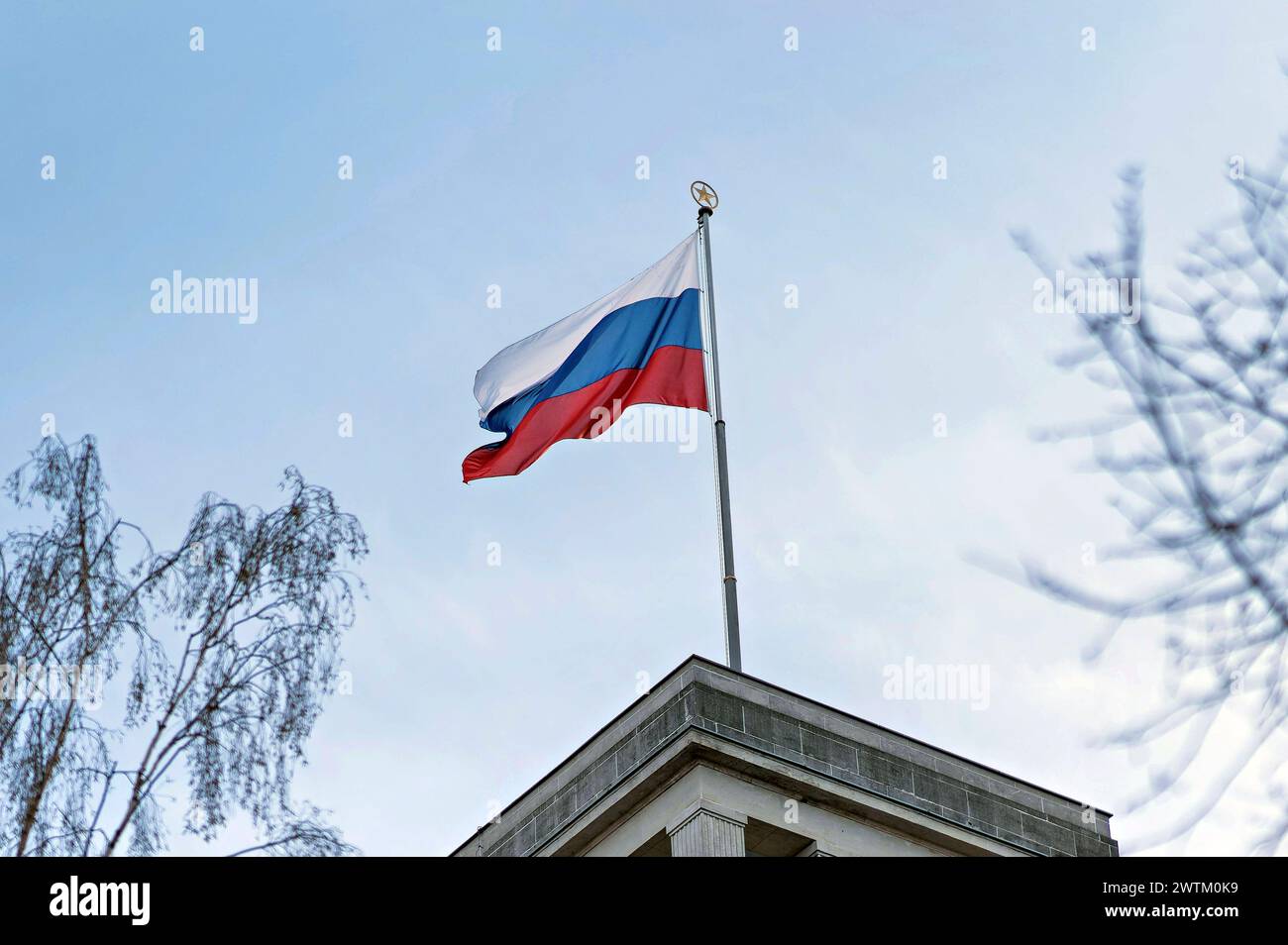 Die Flagge Russlands auf dem Dach der russischen Botschaft. Berlin, 17. ...