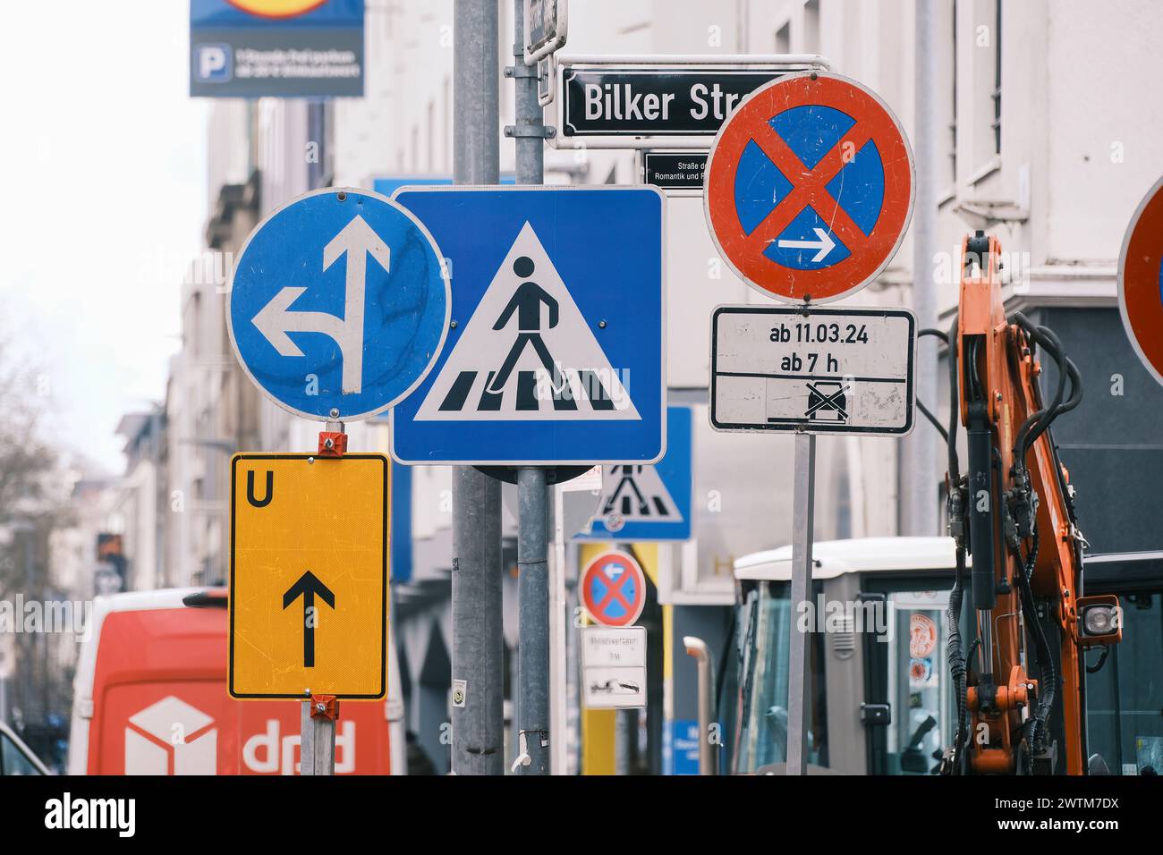 Düsseldorf 18.03.2024 Zebrastreifen Auto Verkehr Schilder Schilderwald ...