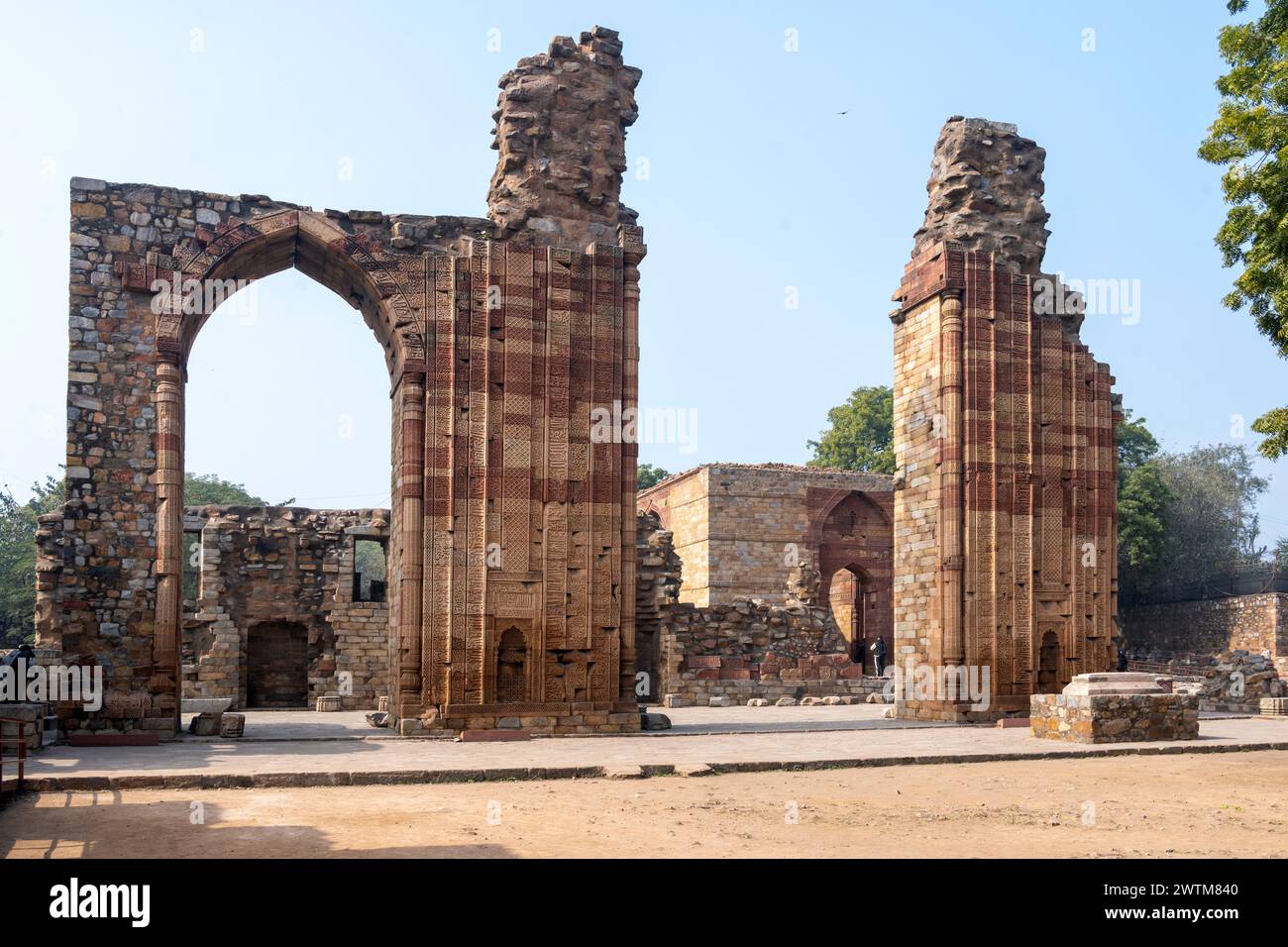 Qutb moschee delhi hi-res stock photography and images - Alamy