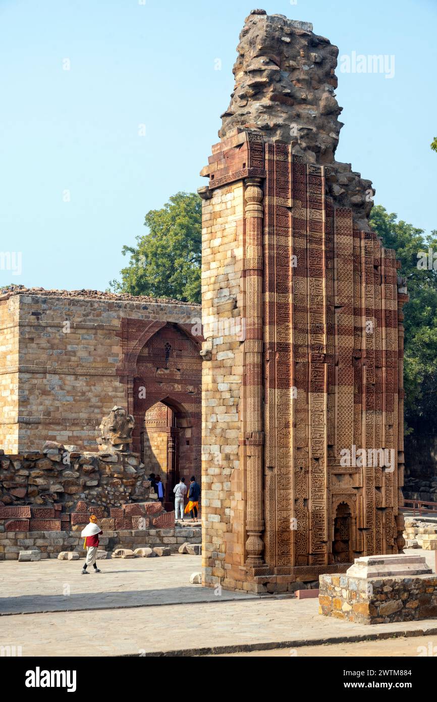 Qutb moschee delhi hi-res stock photography and images - Alamy