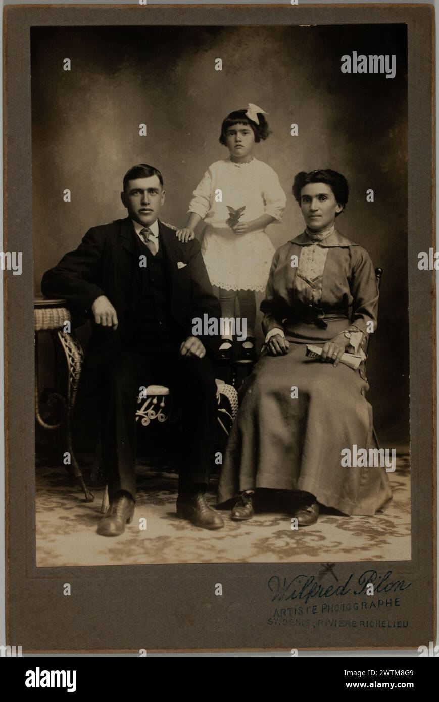 Gelatin silver print - Portrait of an unidentified family, Saint-Denis ...