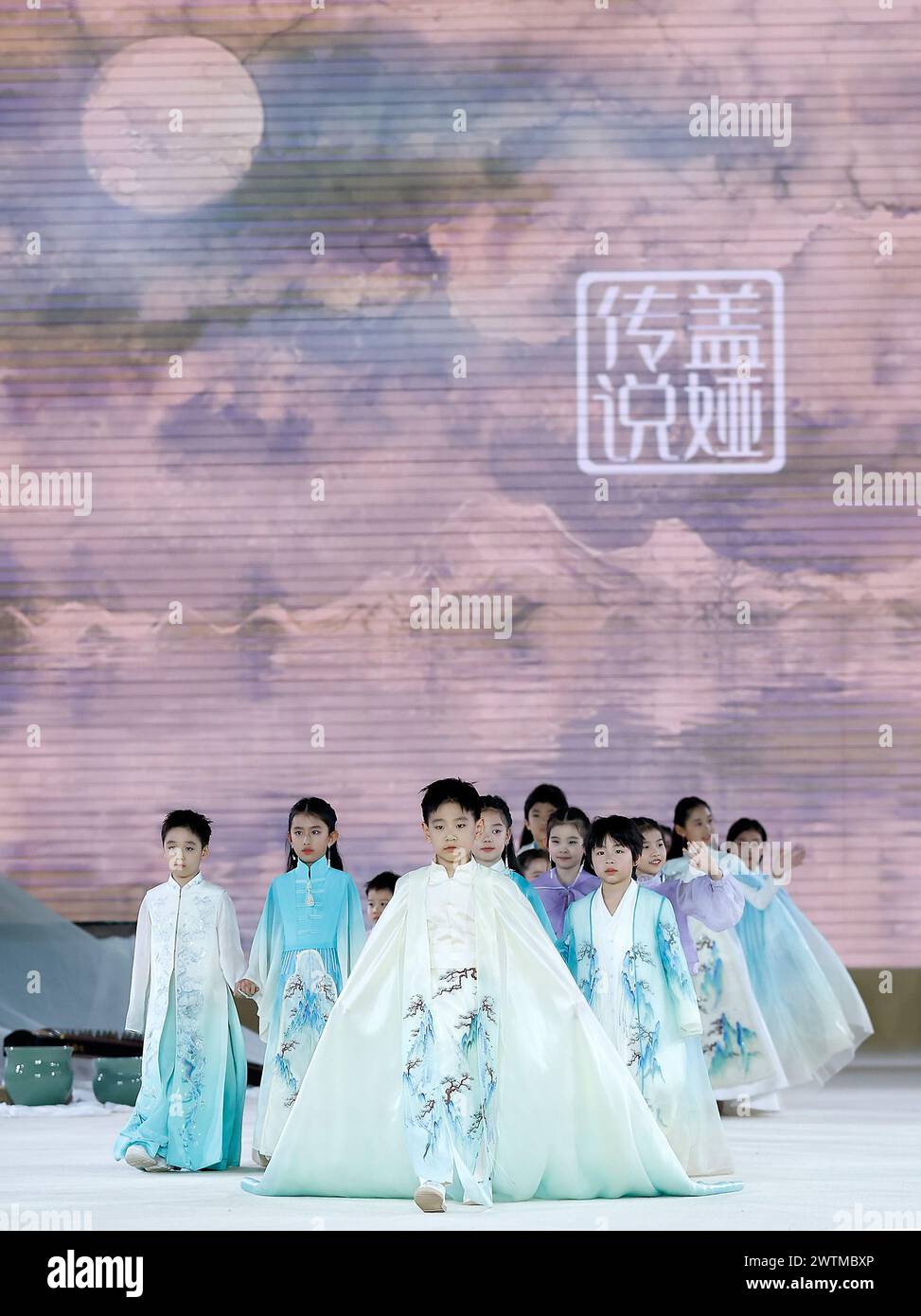 Chinese catwalk hi-res stock photography and images - Alamy