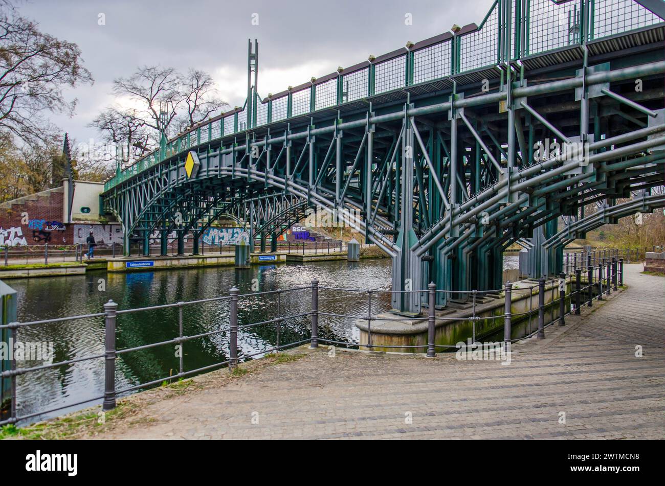 Steelreflection hi-res stock photography and images - Alamy