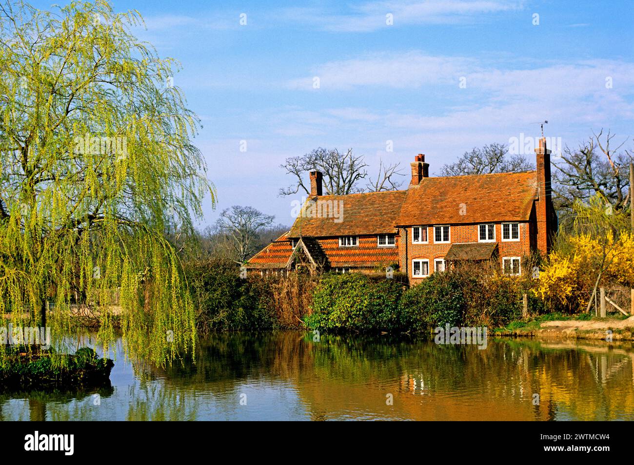 Pond house hi-res stock photography and images - Alamy