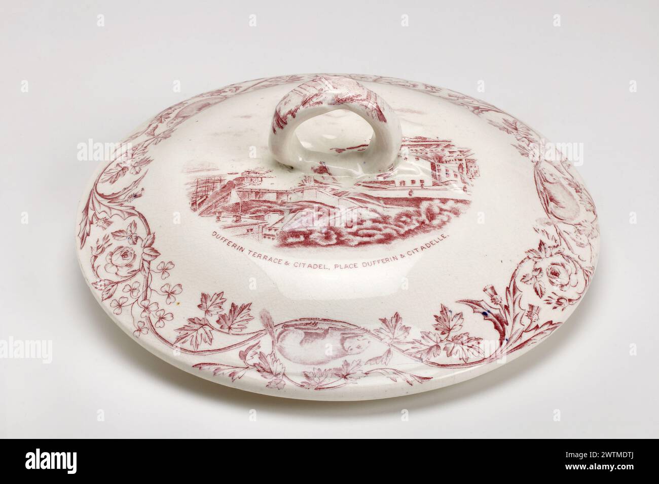Covering pot with lid hi-res stock photography and images - Alamy