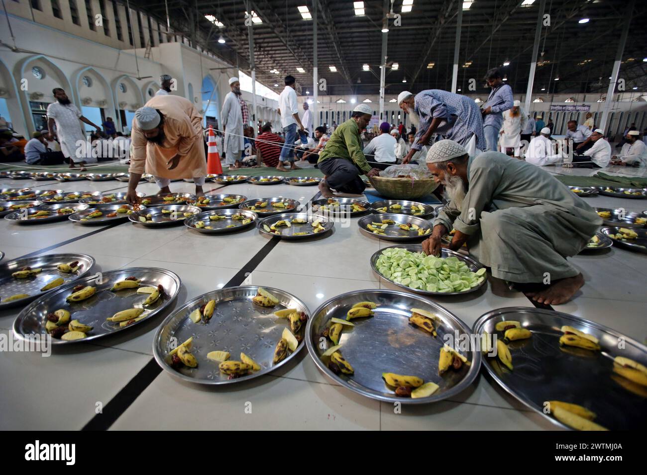 Dhaka, Wari, Bangladesh. 18th Mar, 2024. Volunteers are preparing Iftar ...