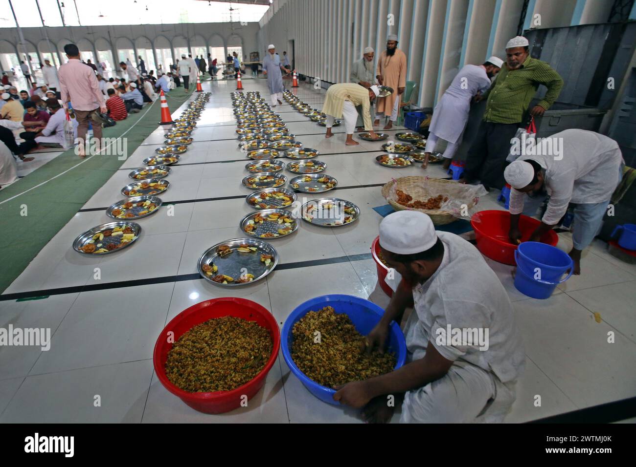 Dhaka, Wari, Bangladesh. 18th Mar, 2024. Volunteers are preparing Iftar ...
