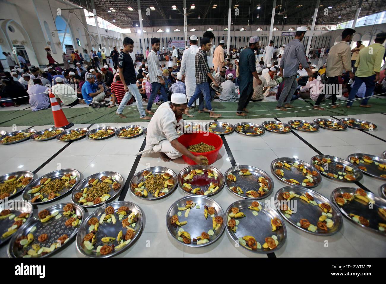 Dhaka, Wari, Bangladesh. 18th Mar, 2024. Volunteers are preparing Iftar ...