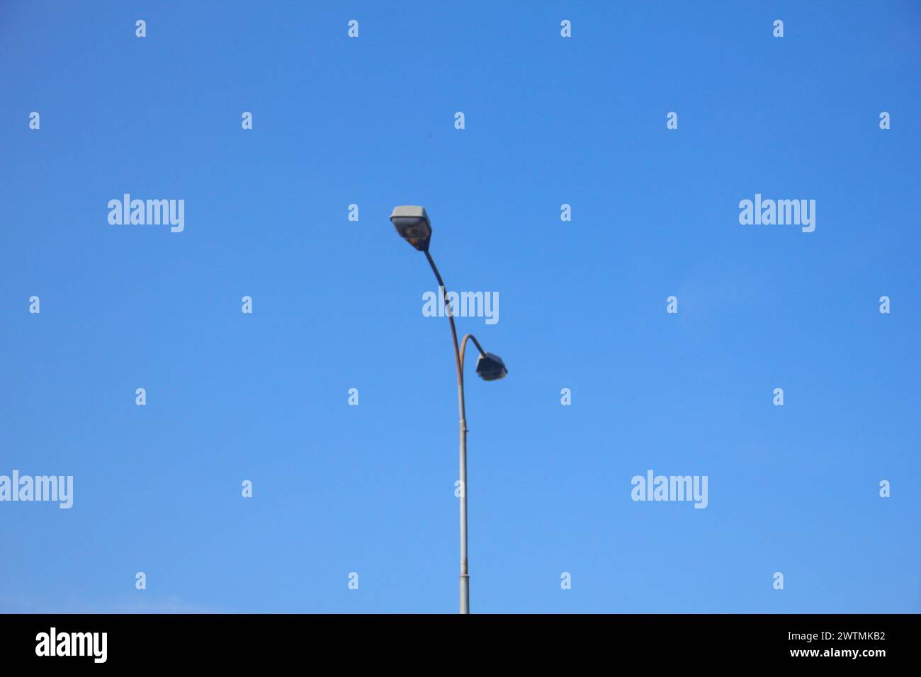 Single street light lighting hi-res stock photography and images - Alamy