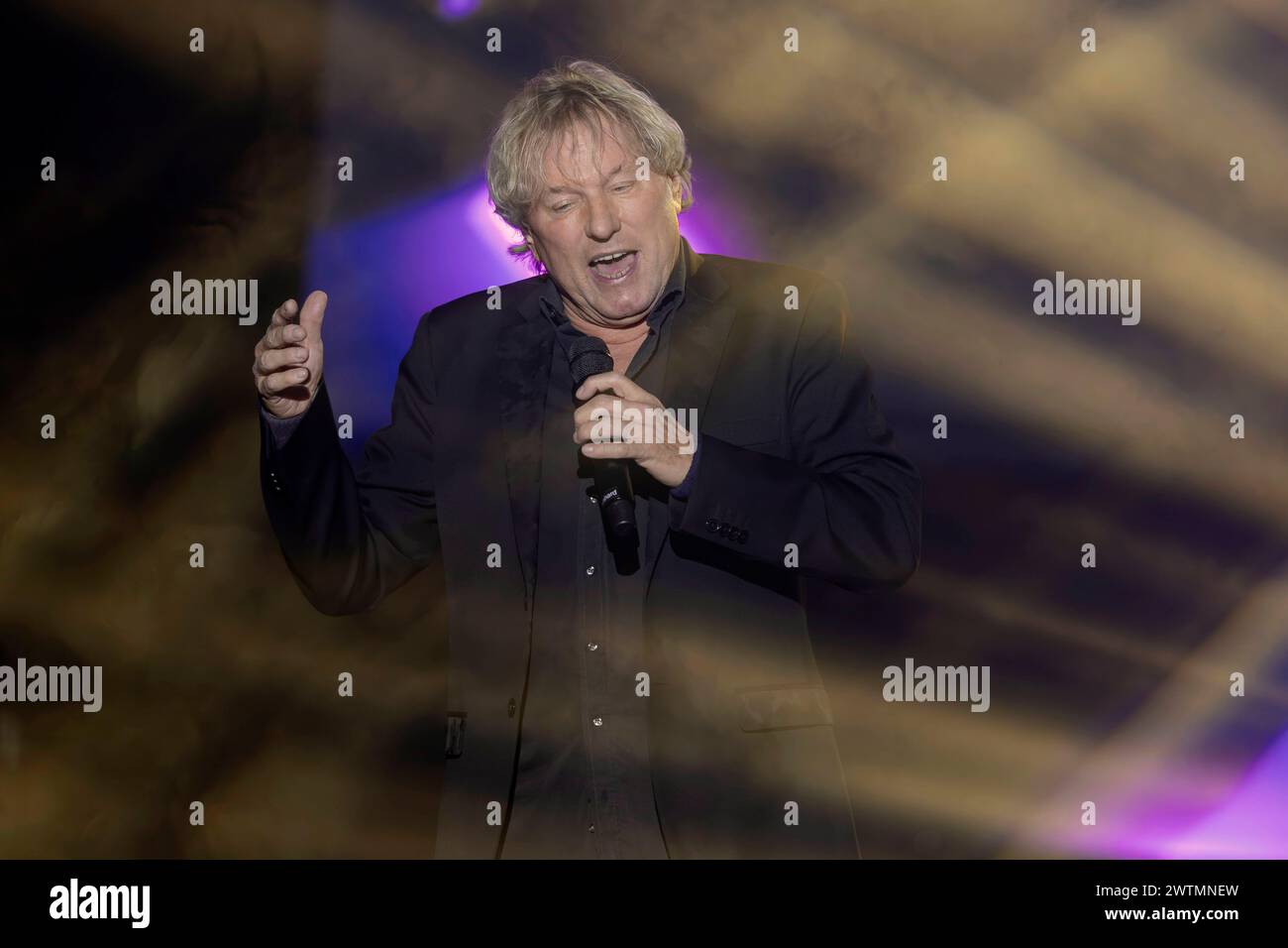 Auftritt von Sänger und Moderator Bernhard Brink während der Show Die große Schlager Hitparade ...