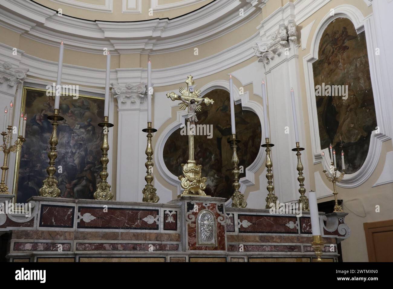 Benevento - Altare della Chiesa di San Domenico Stock Photo - Alamy