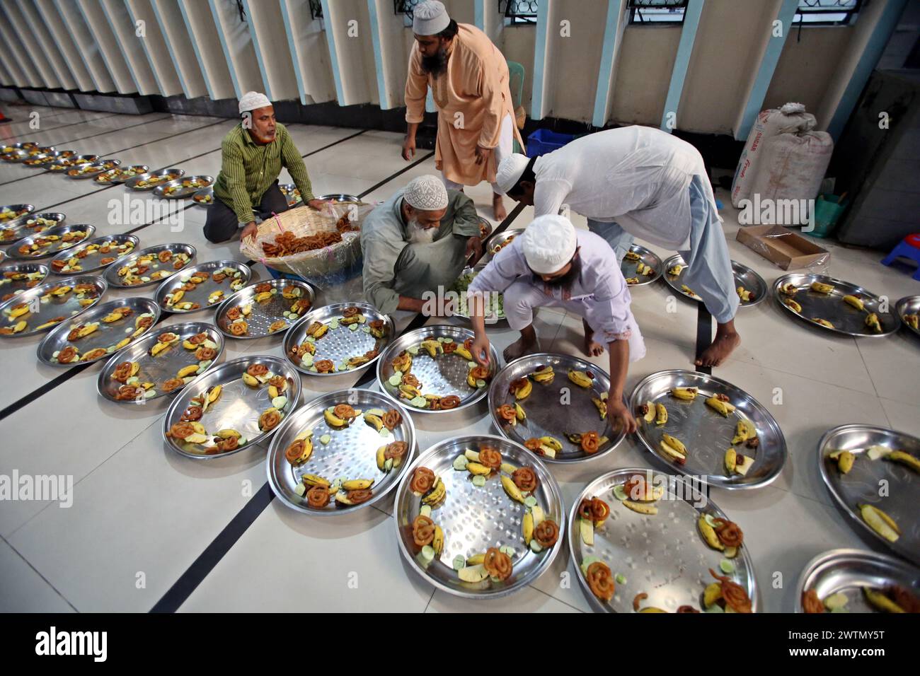 Dhaka, Bangladesh. 18th Mar, 2024. Volunteers are preparing Iftar food ...