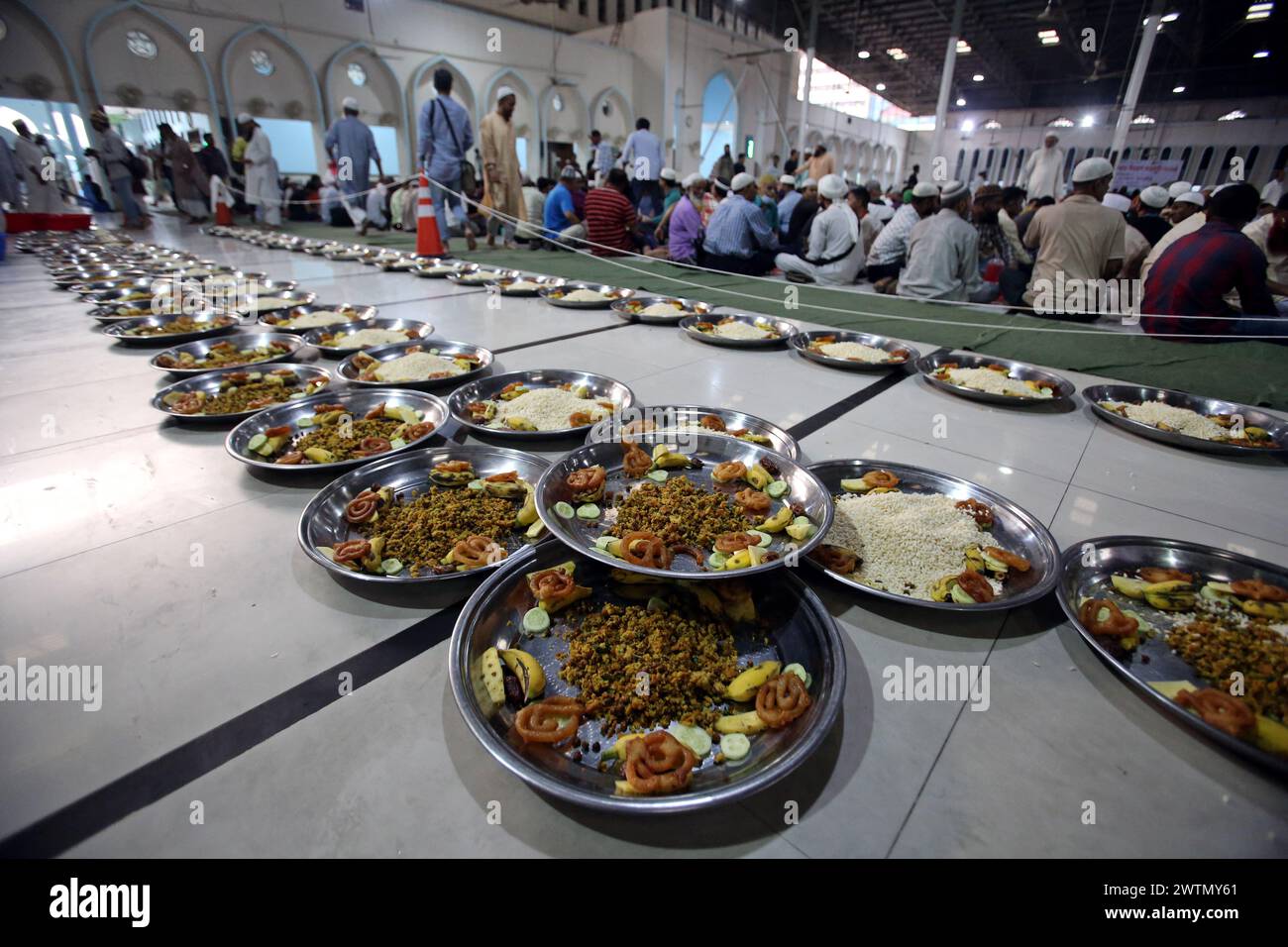 Dhaka, Bangladesh. 18th Mar, 2024. Volunteers are preparing Iftar food ...
