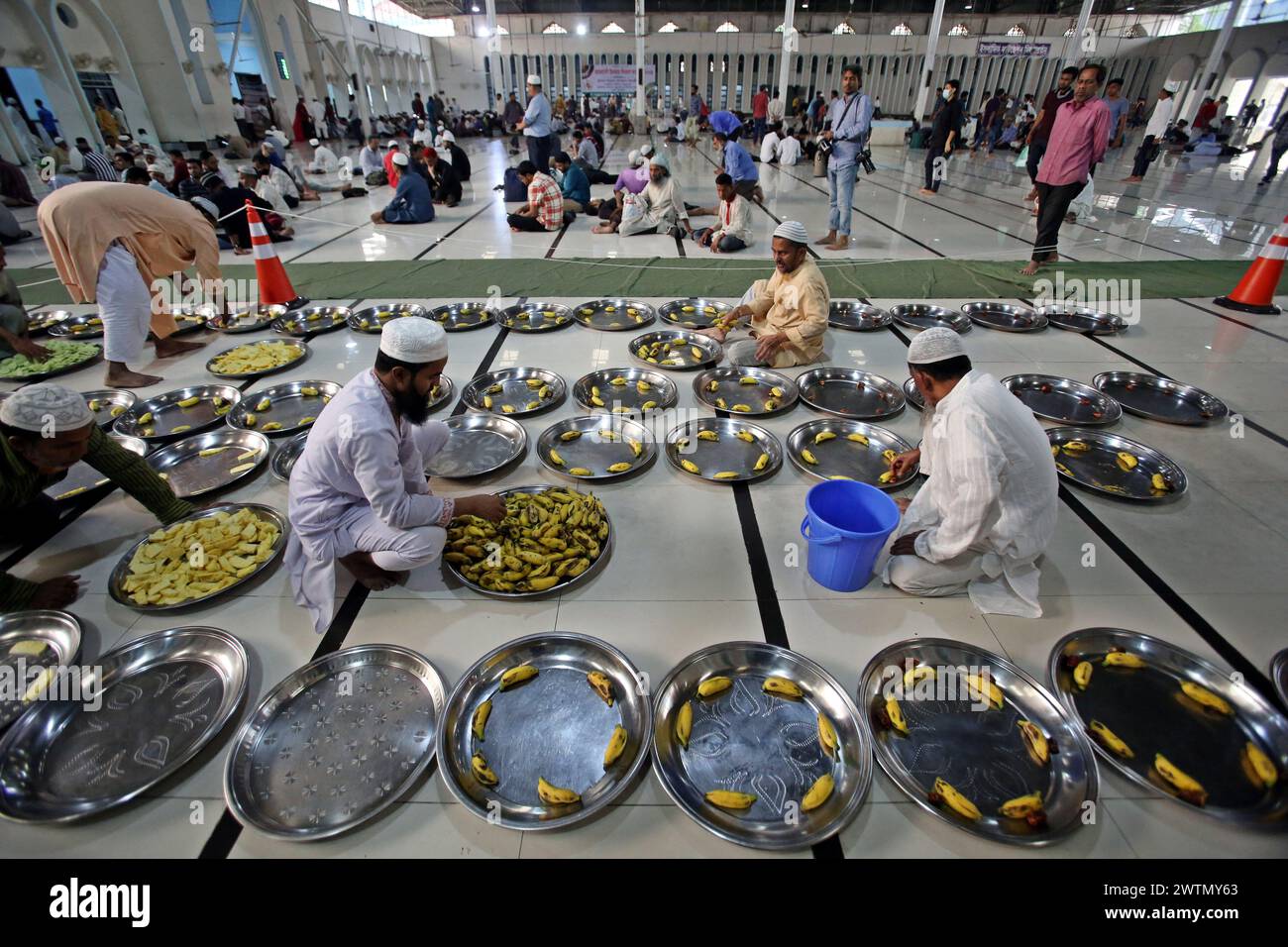 Dhaka, Bangladesh. 18th Mar, 2024. Volunteers are preparing Iftar food ...