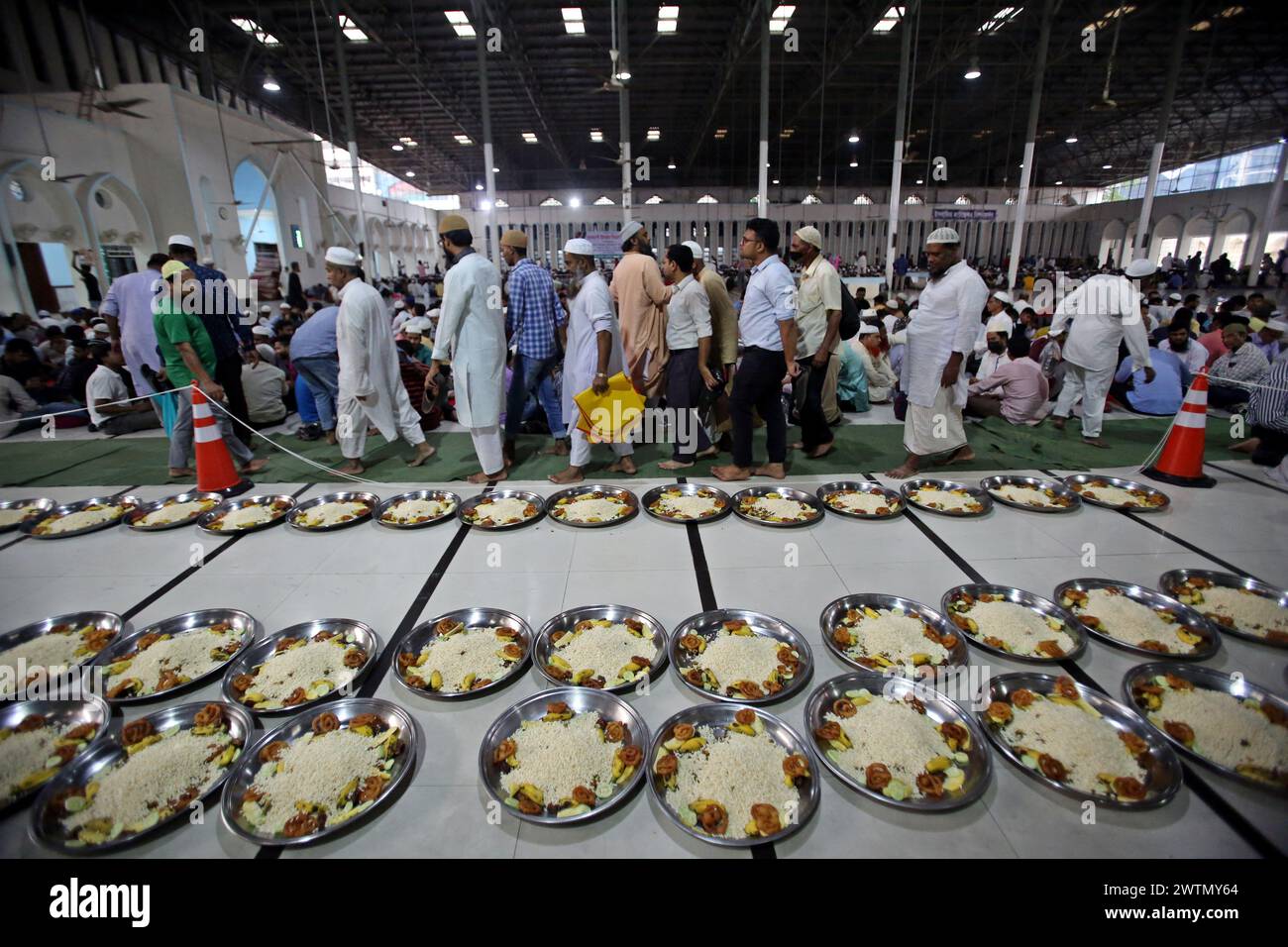 Dhaka, Bangladesh. 18th Mar, 2024. Volunteers are preparing Iftar food ...