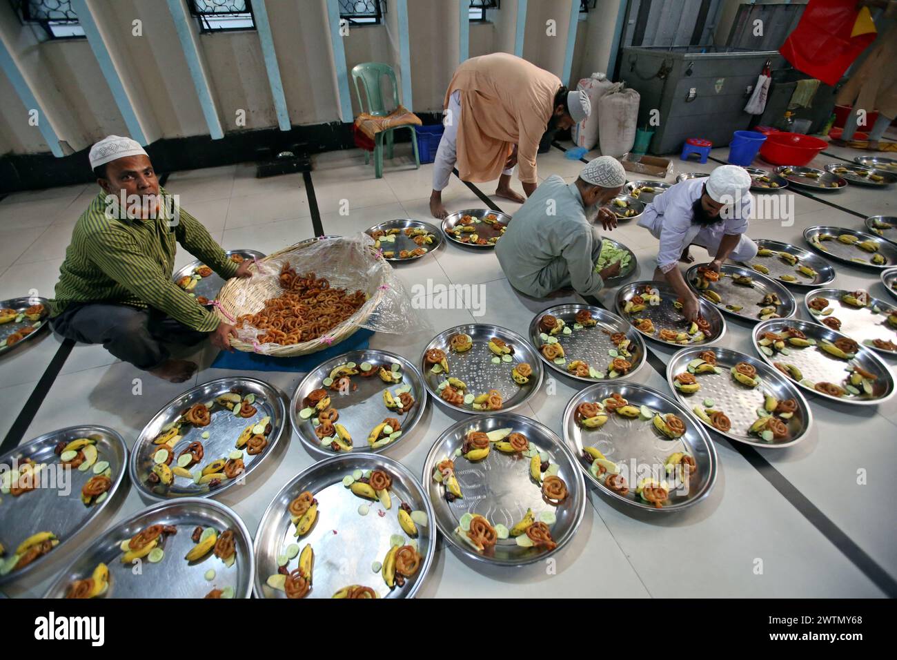 Dhaka, Bangladesh. 18th Mar, 2024. Volunteers are preparing Iftar food ...