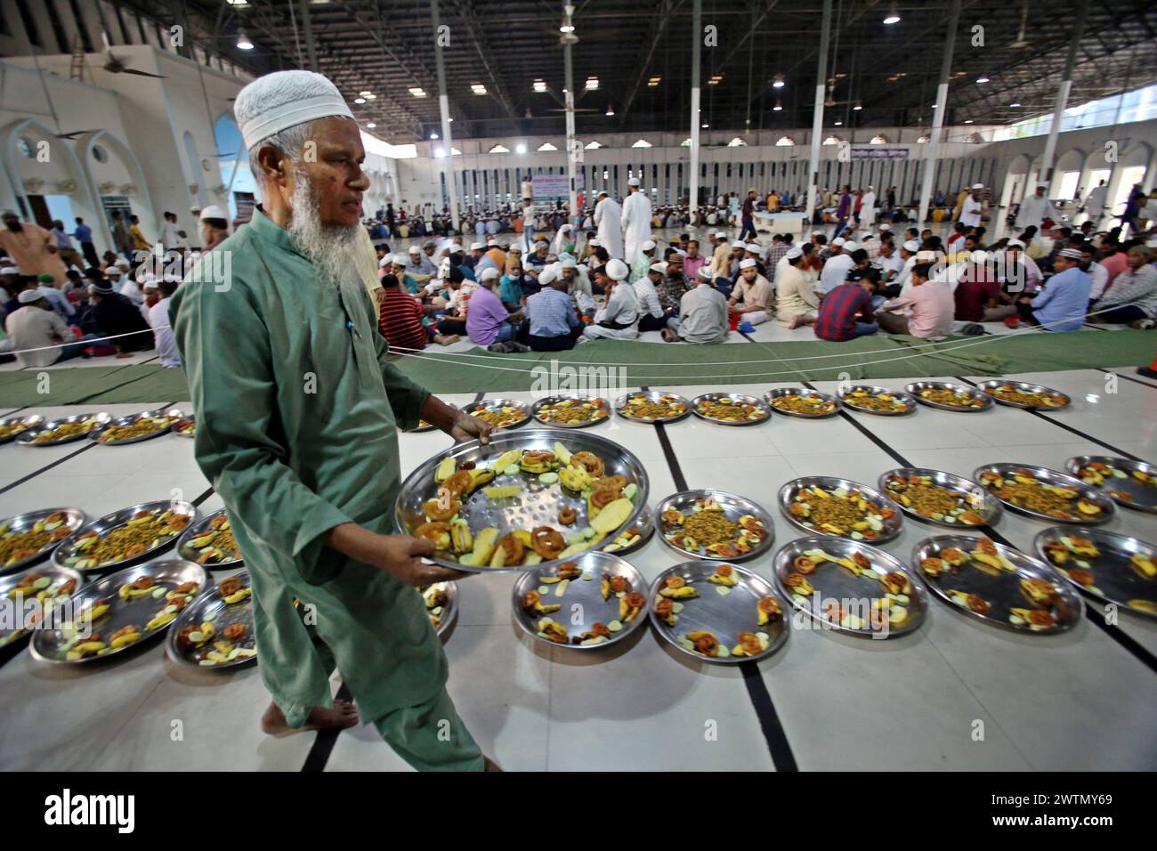 Dhaka, Bangladesh. 18th Mar, 2024. Volunteers are preparing Iftar food ...