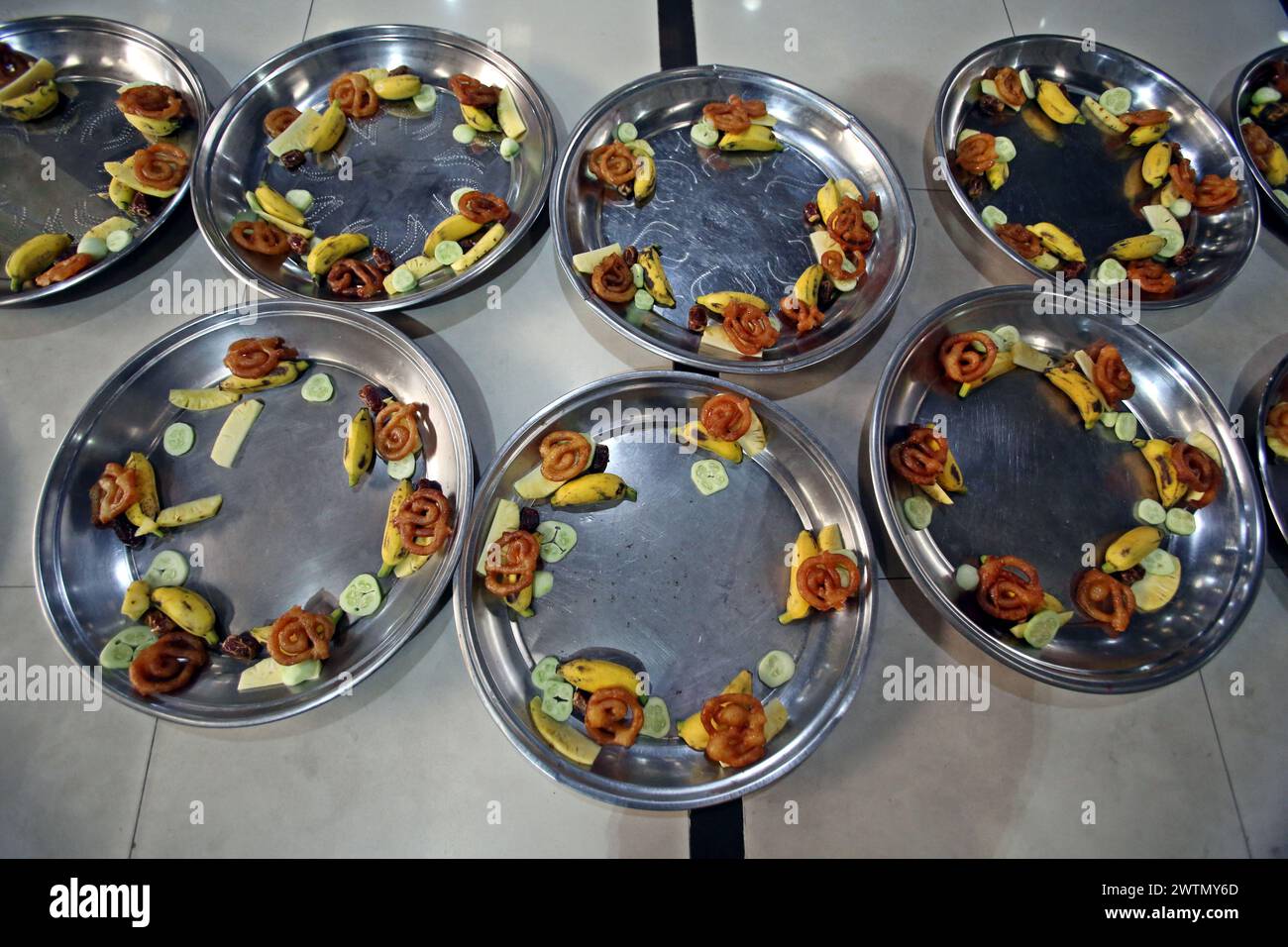 Dhaka, Bangladesh. 18th Mar, 2024. Volunteers are preparing Iftar food ...