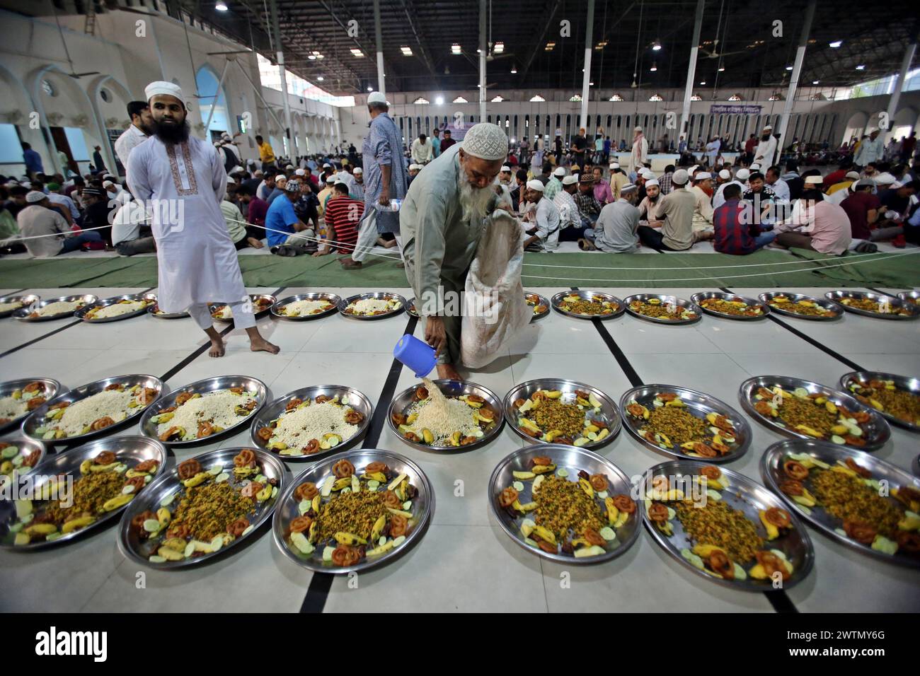 Dhaka, Bangladesh. 18th Mar, 2024. Volunteers are preparing Iftar food ...