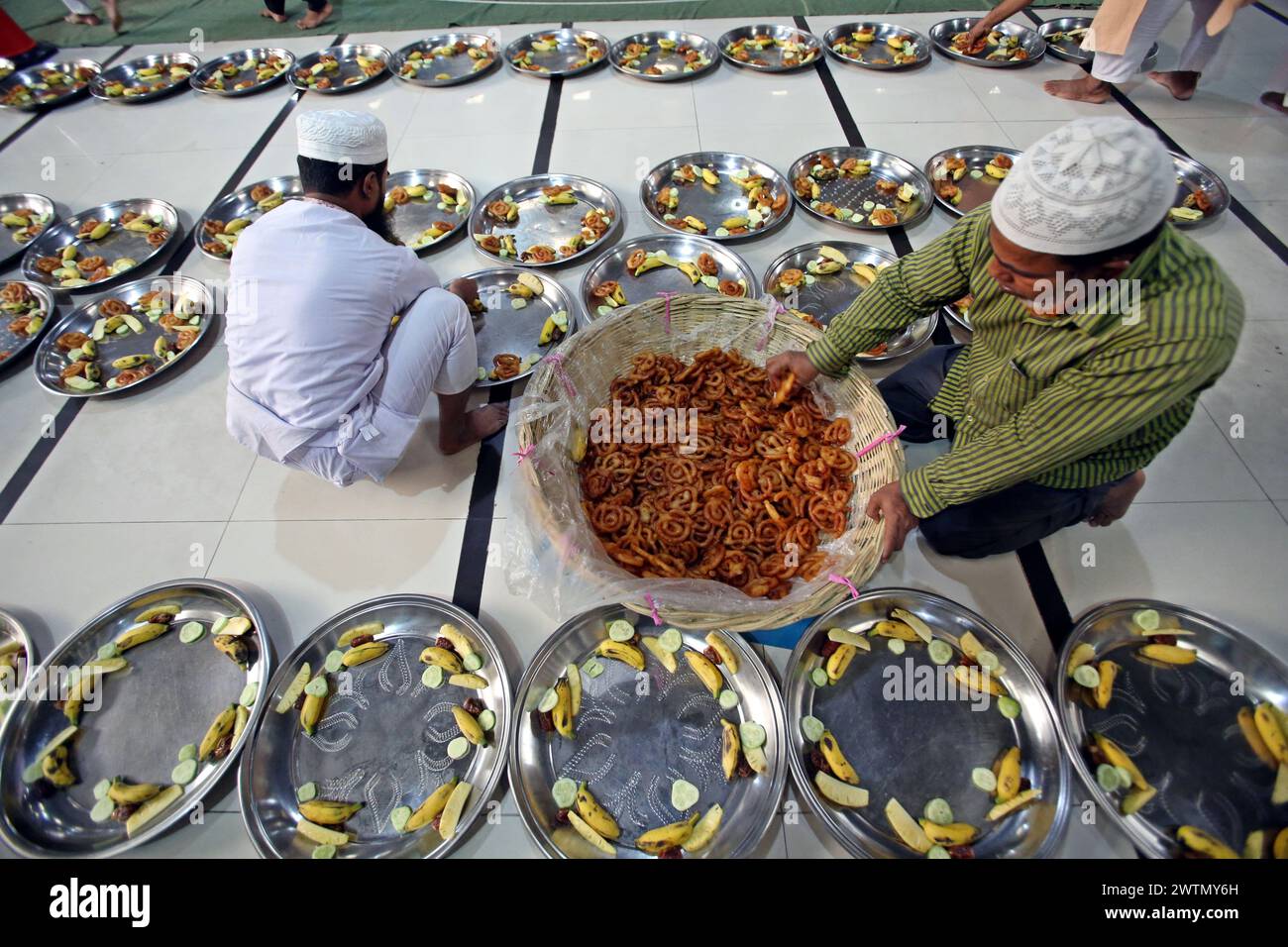 Dhaka, Bangladesh. 18th Mar, 2024. Volunteers are preparing Iftar food ...