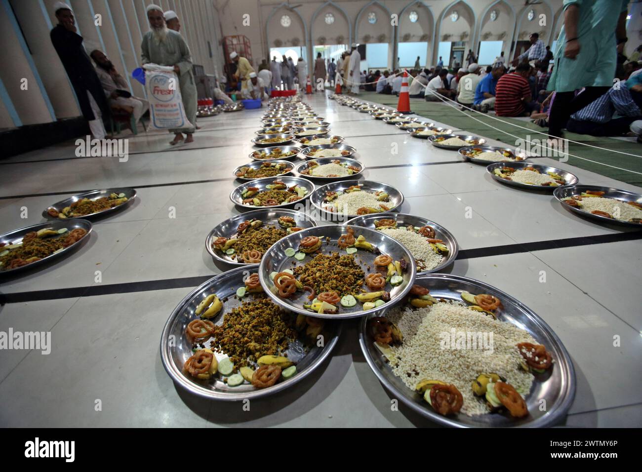 Dhaka, Bangladesh. 18th Mar, 2024. Volunteers are preparing Iftar food ...