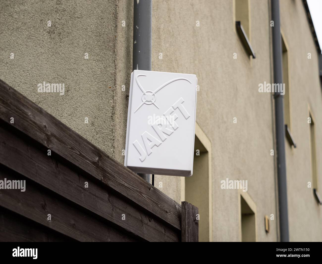 Jarft LTE antenna mounted to a building exterior. Receiving a signal at ...