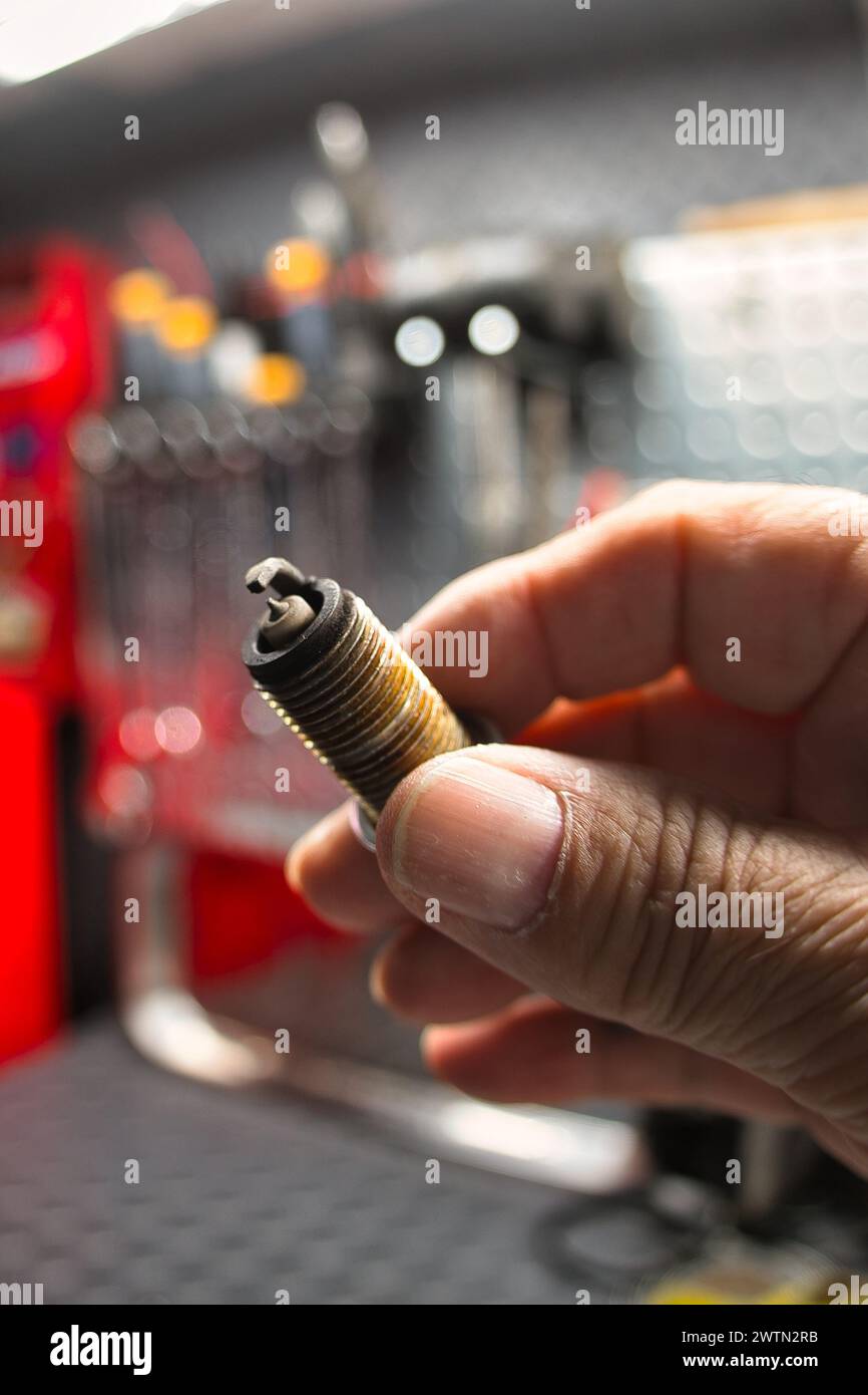 Hand holding used engine spark plugs Stock Photo - Alamy