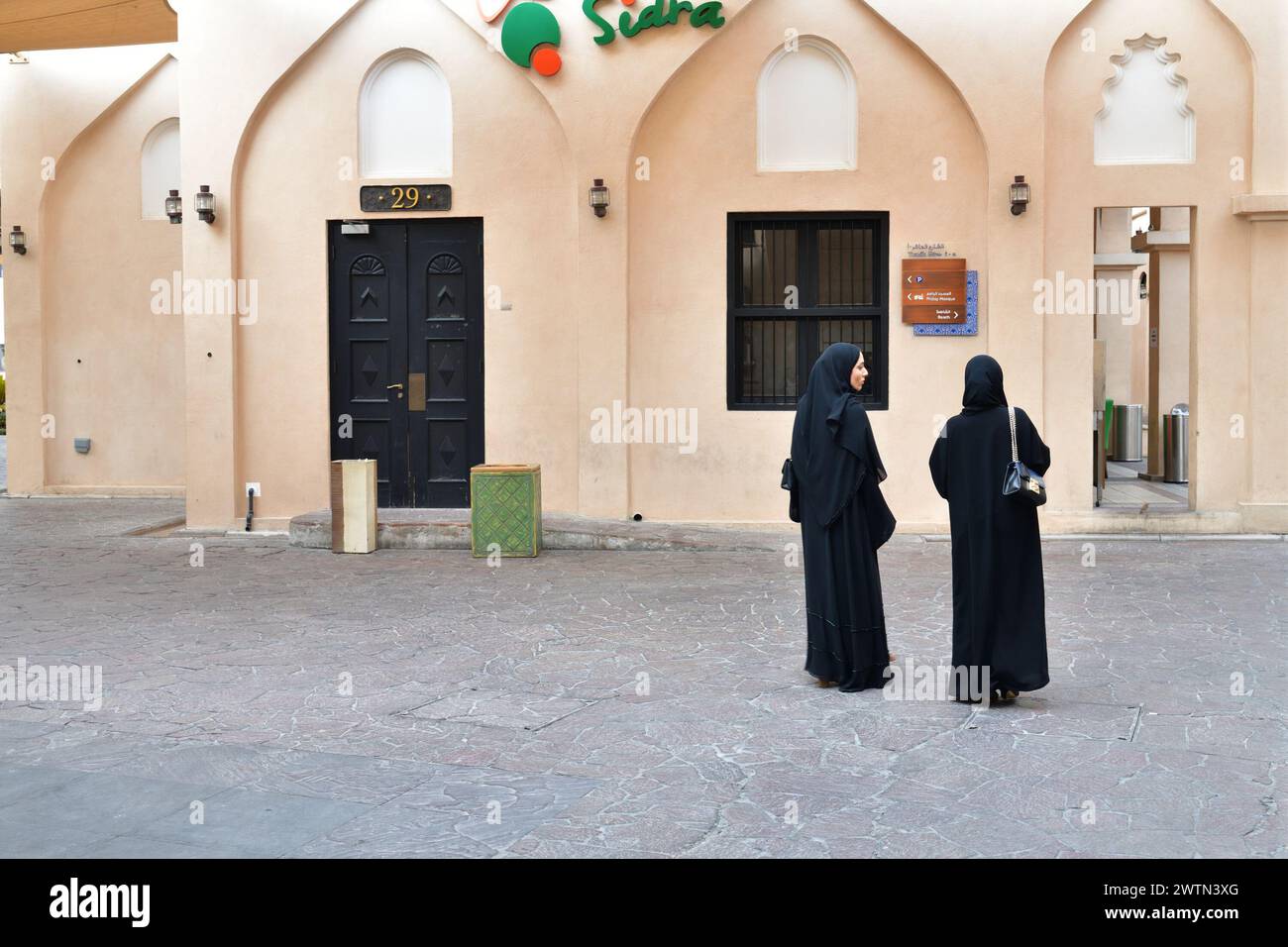 Traditional qatari clothes hi-res stock photography and images - Alamy