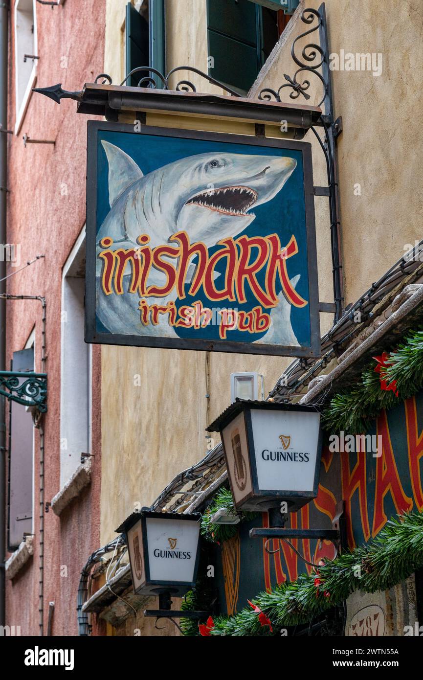 Inishark irish pub sign hi-res stock photography and images - Alamy