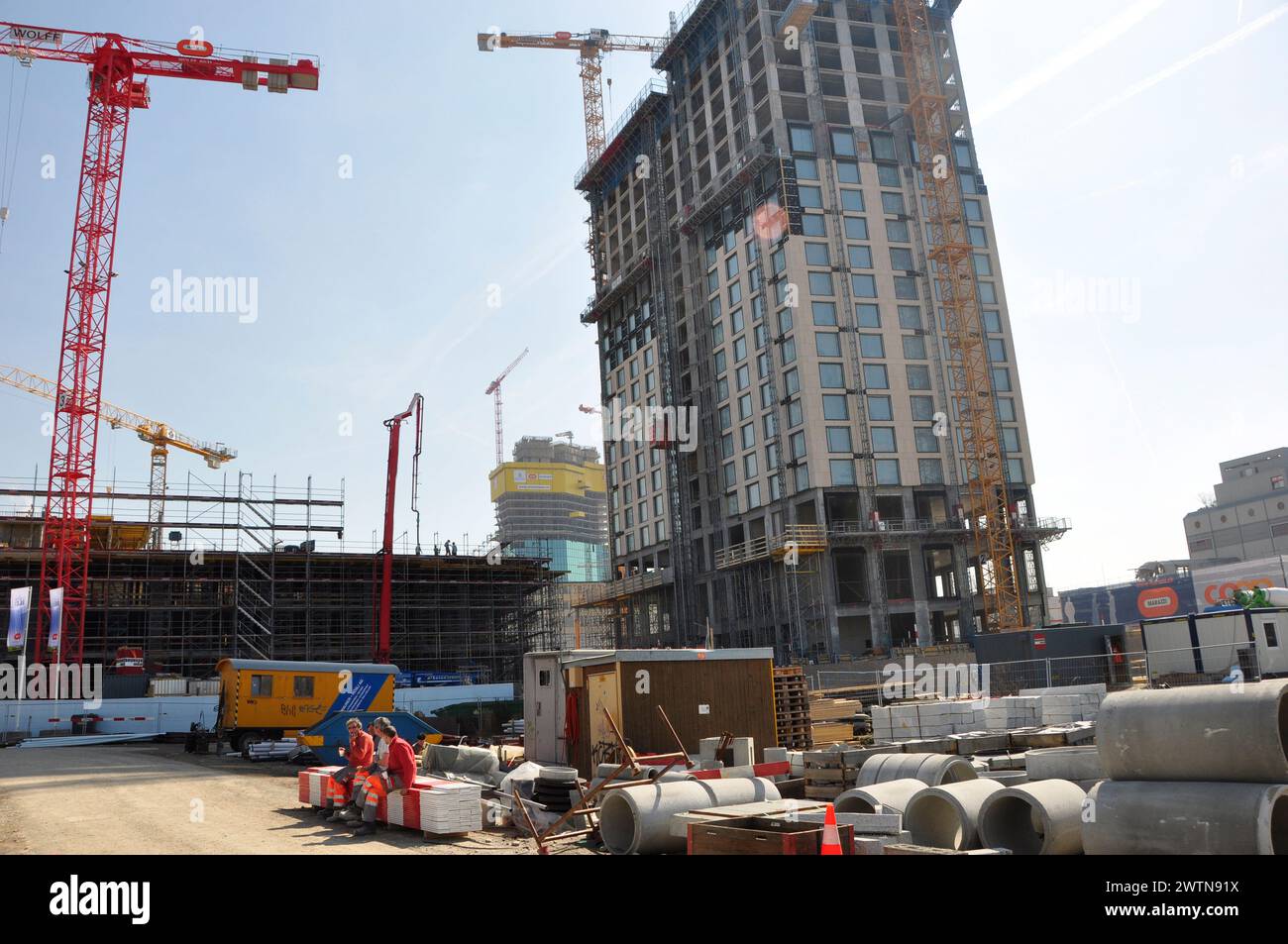 Baustelle des Mobimo-Towers mit Luxuswohnungen in Zürich-West, dahinter ...