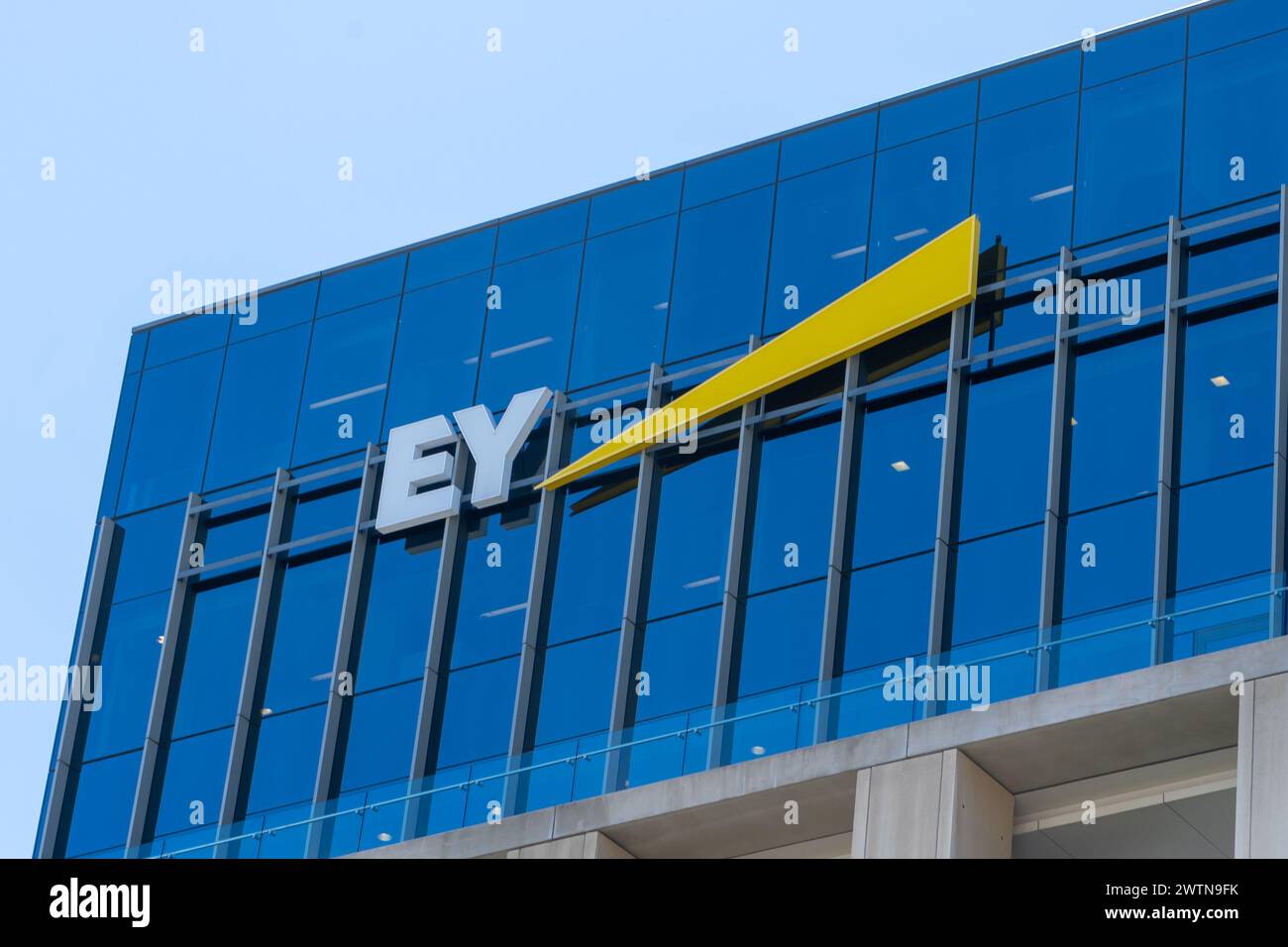 Ernst and young logo hi-res stock photography and images - Alamy