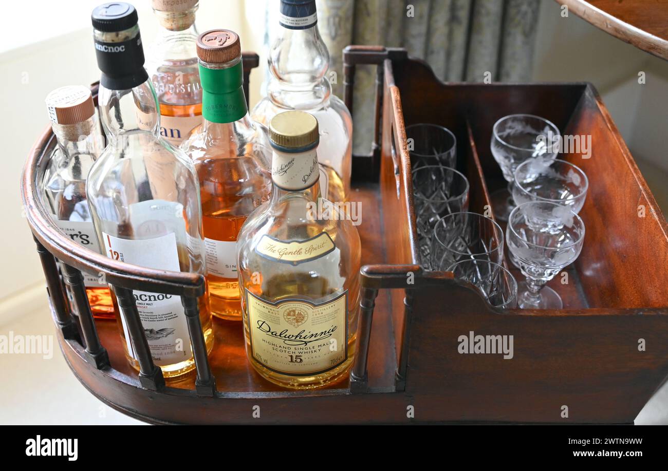 Bottles scottish whisky glasses hi-res stock photography and images - Alamy