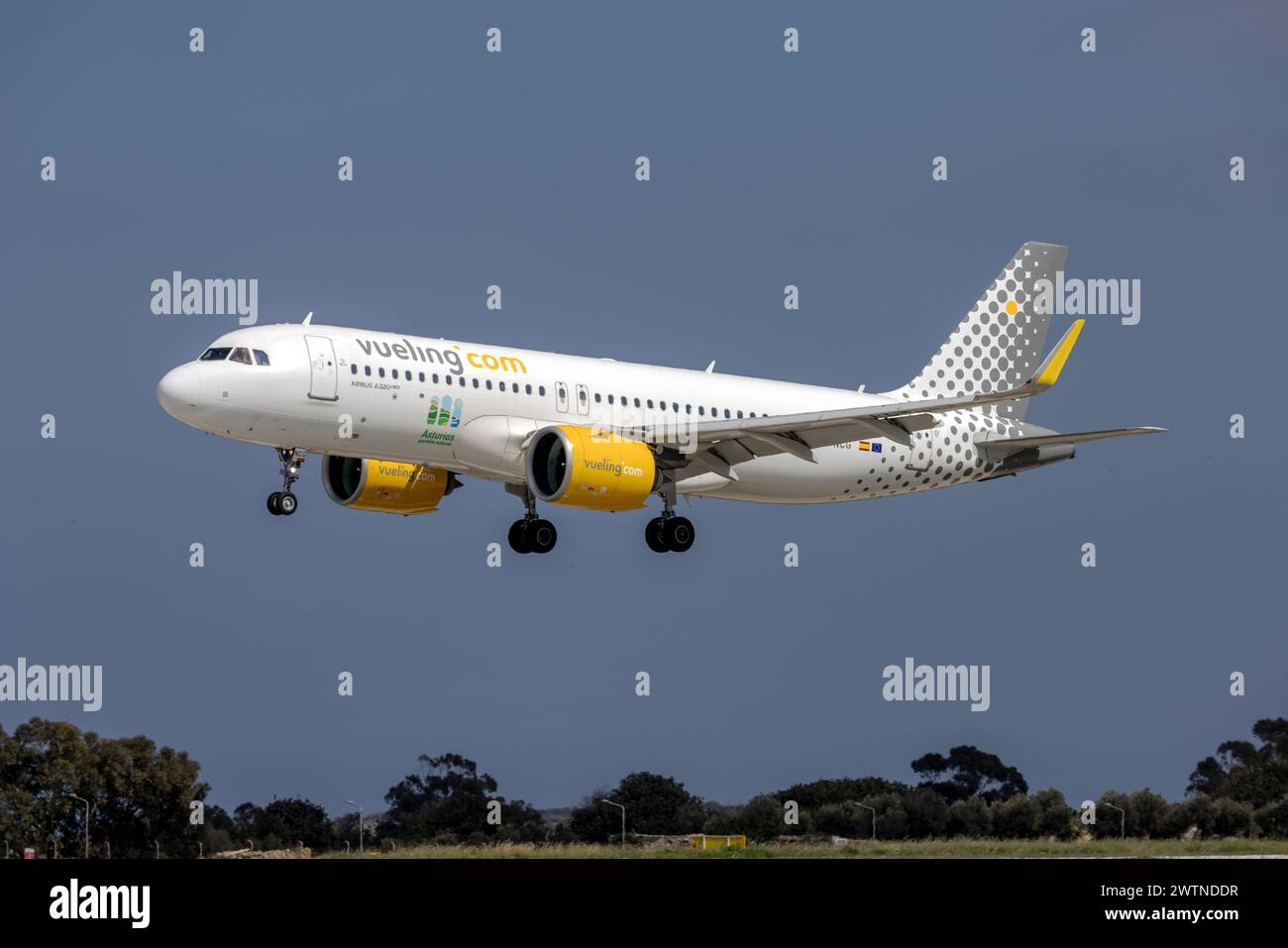 Vueling Airlines Airbus A320-271N (REG: EC-NCG) landing runway 31 with ...