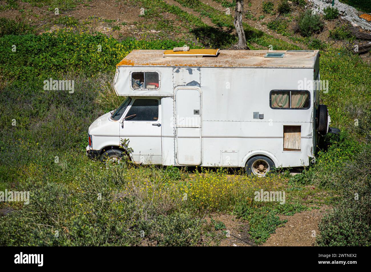 Abandoned camper hi-res stock photography and images - Alamy