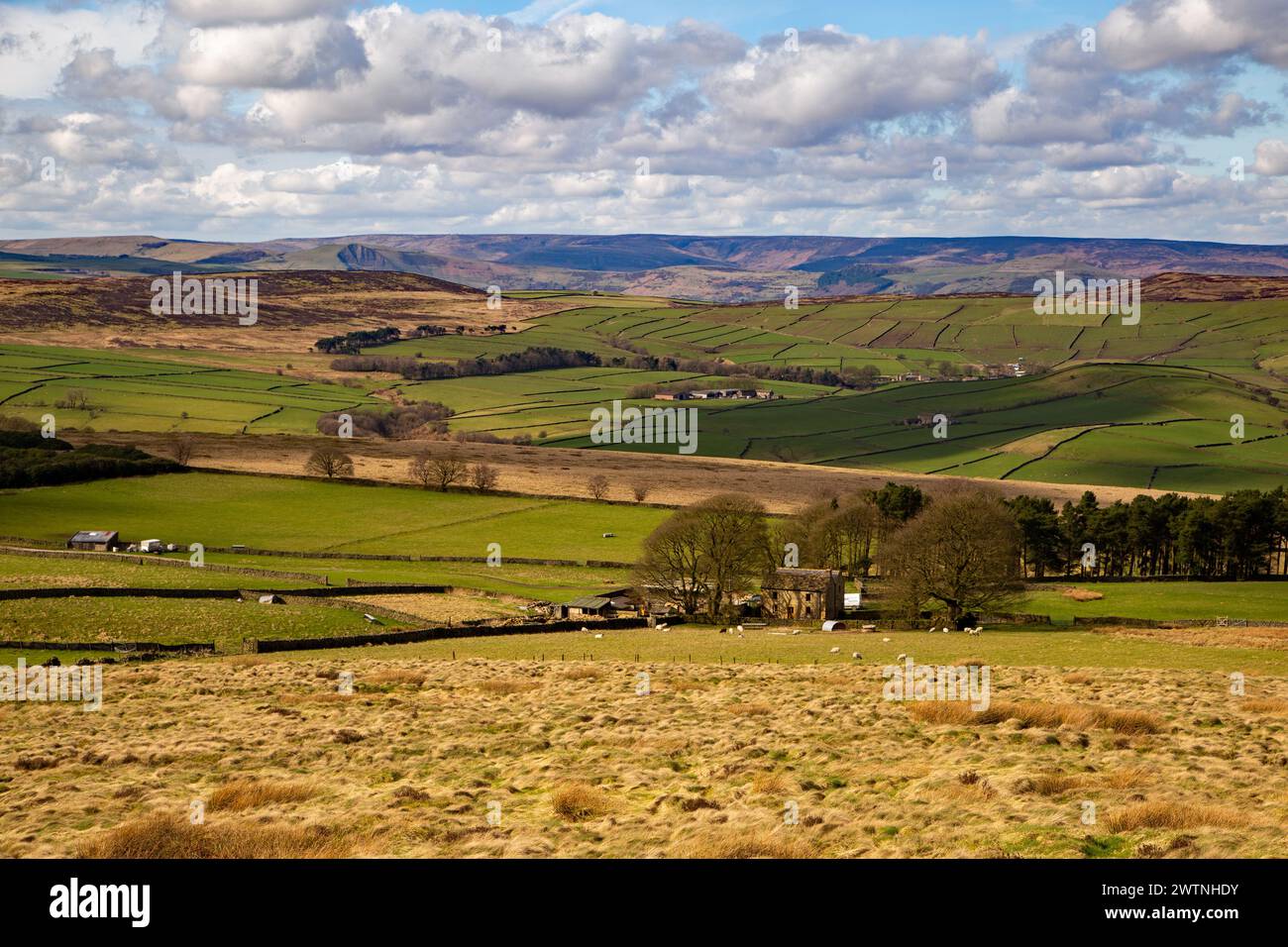 Farmhouse in the rolling Peak District farmland countryside Stock Photo ...