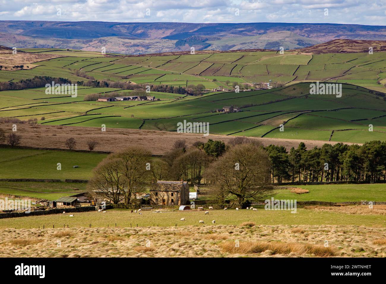 Farmhouse in the rolling Peak District farmland countryside Stock Photo ...